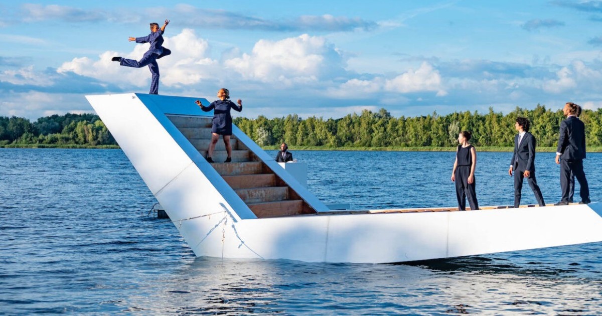 Gloucester hosts UK premiere of floating circus show
