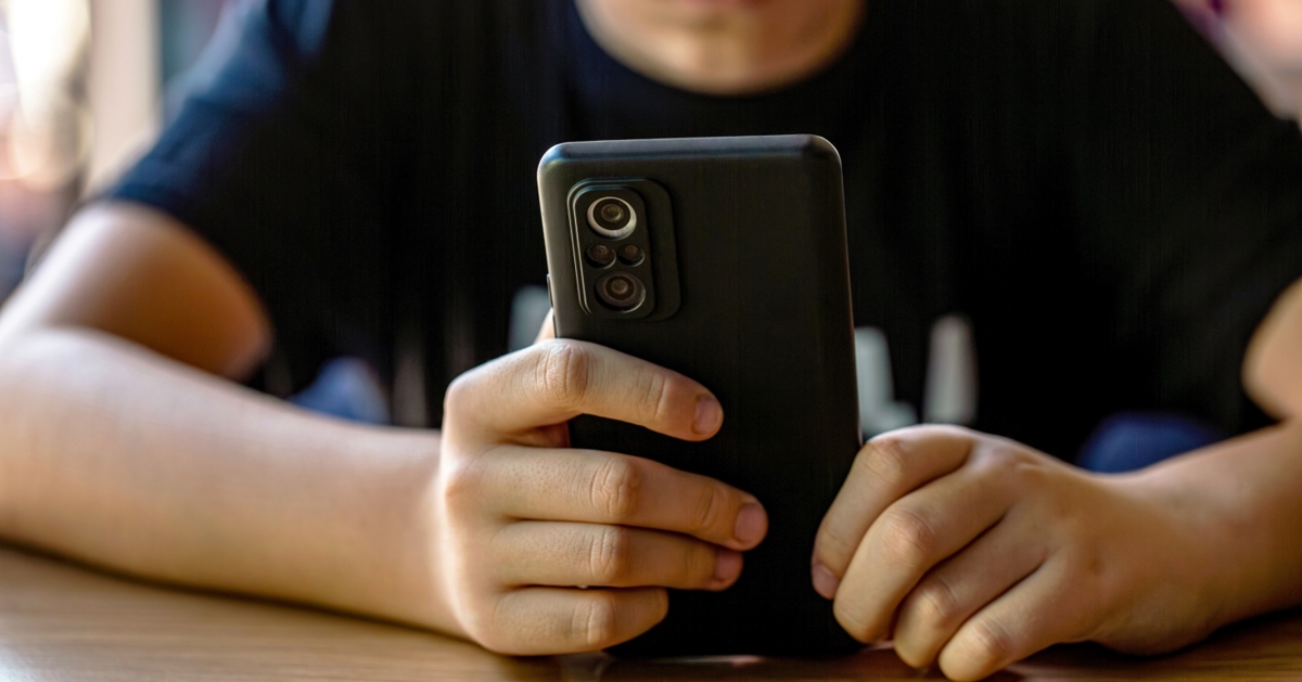 How to safely set up a new mobile phone for your child